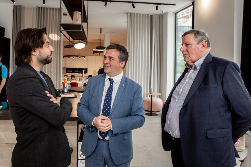 Donald Muylle fait visiter les cuisines de Dovy à Georges-Louis Bouchez ...