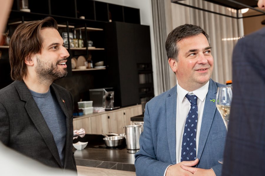 Donald Muylle fait visiter les cuisines de Dovy à Georges-Louis Bouchez ...