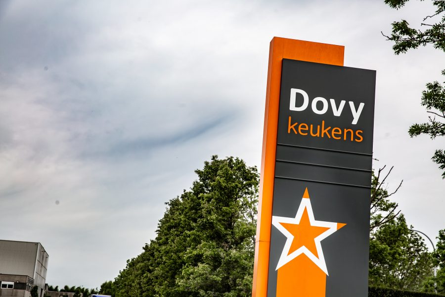 Donald Muylle fait visiter les cuisines de Dovy à Georges-Louis Bouchez ...